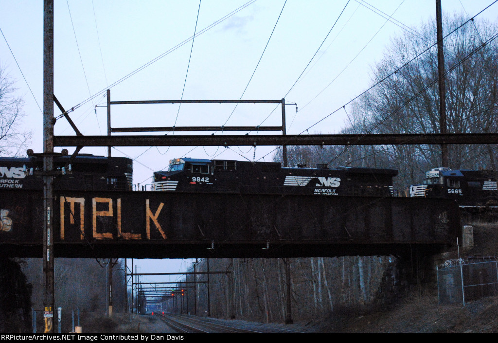 NS C40-9W 9842 trails on 17G